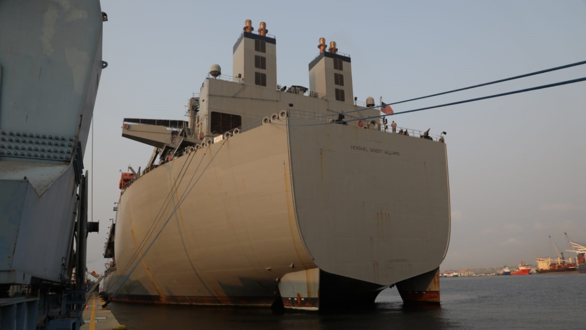 Navio da marinha de guerra dos EUA em Luanda