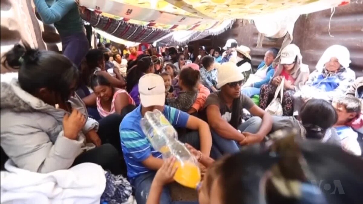 US Lawyer Convoy Meets Up with Migrant Caravan on US-Mexico Border