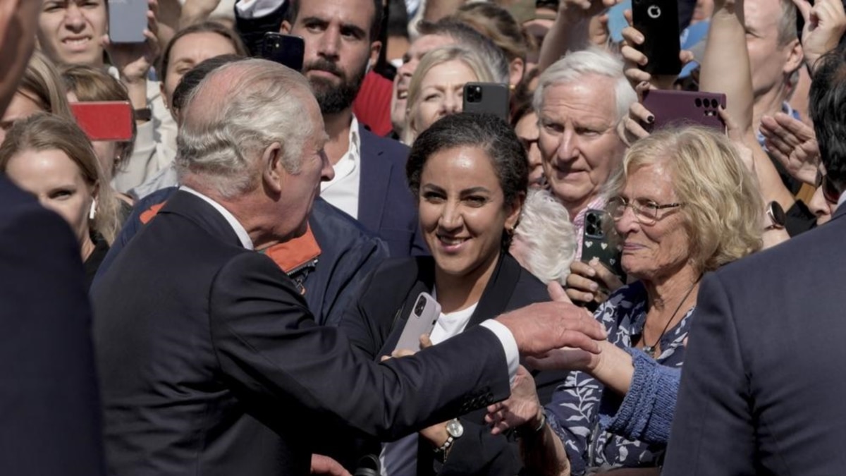 Rey Carlos III arriba al Palacio de Buckingham