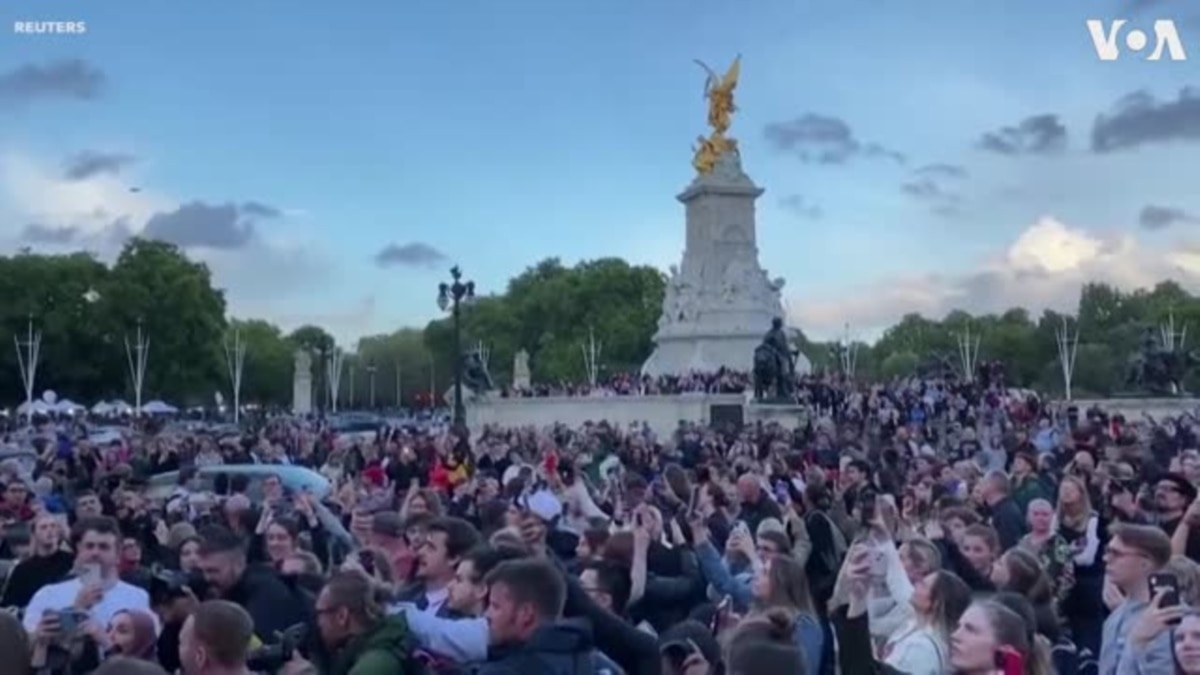 Crowds Sing ‘God Save the Queen’ Outside Buckingham Palace