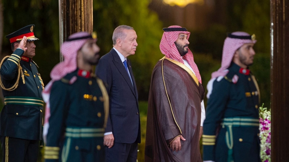 Erdogan Heads to Gulf States Seeking Funds for Ailing Economy