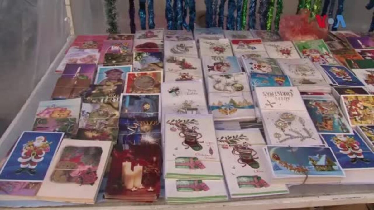 Пишувањето на новогодишни честитки полека изумира