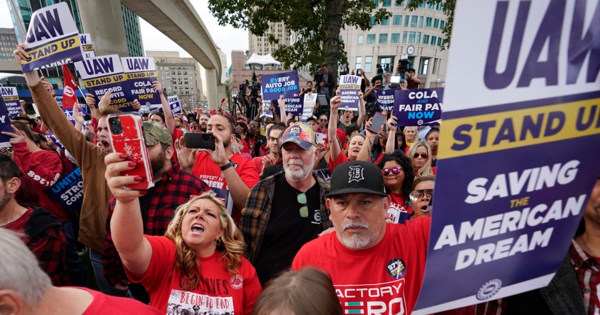 US Auto Workers Remain on Strike, Demanding Better Pay