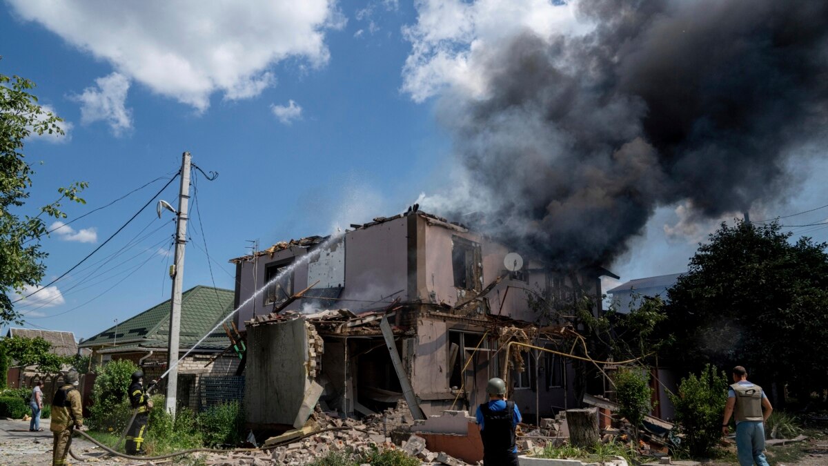 Russian Shelling Kills 3, Injures 17 in Ukraine Amid Visit by Spanish PM