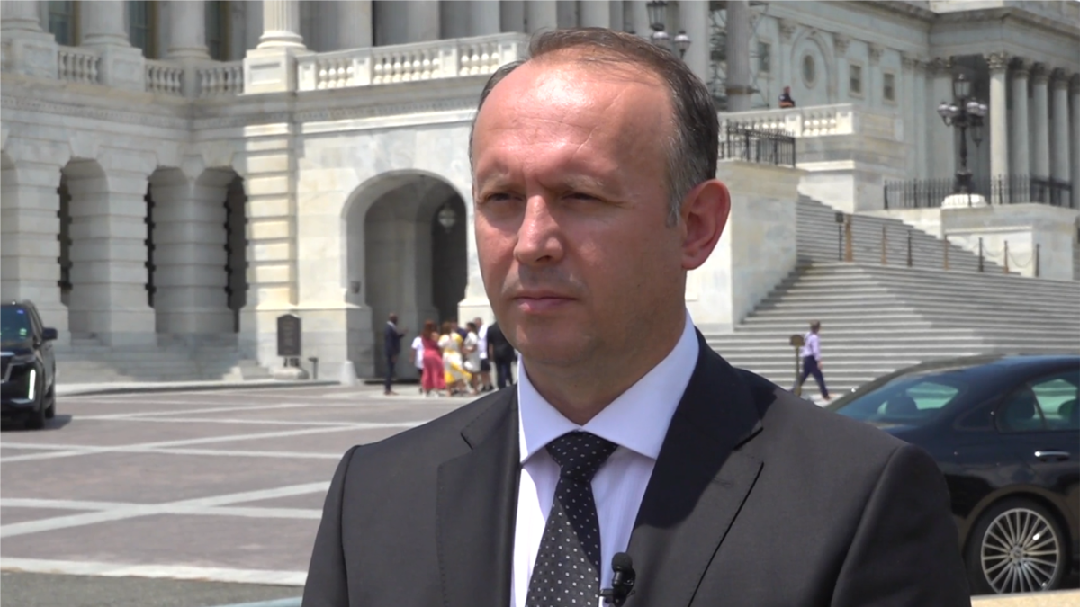 Гаши во Вашингтон Премиерот при заклетвата го изговори уставното име и