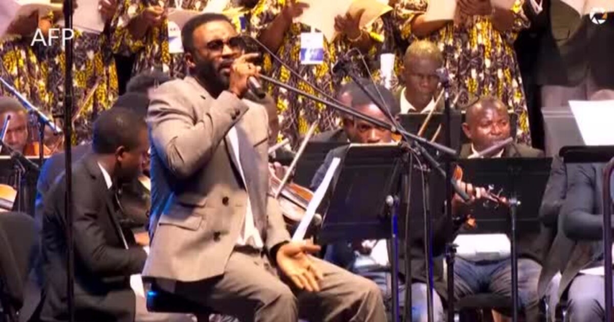 Emmanuel Macron na mindule ya Fally Ipupa na basusu