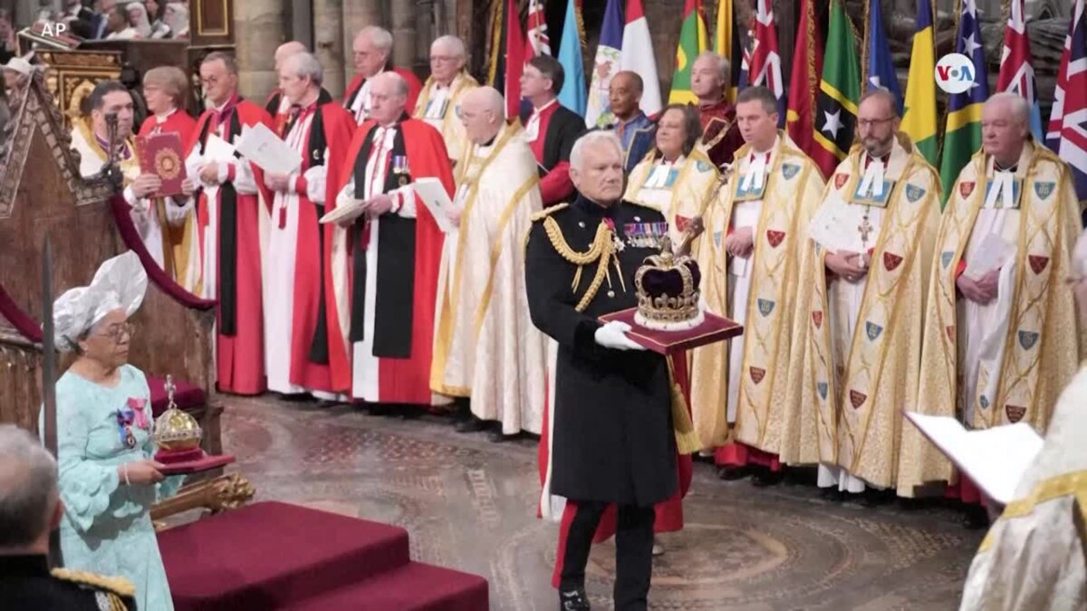 El Rey Carlos II ha sido coronado en su solemne servicio
