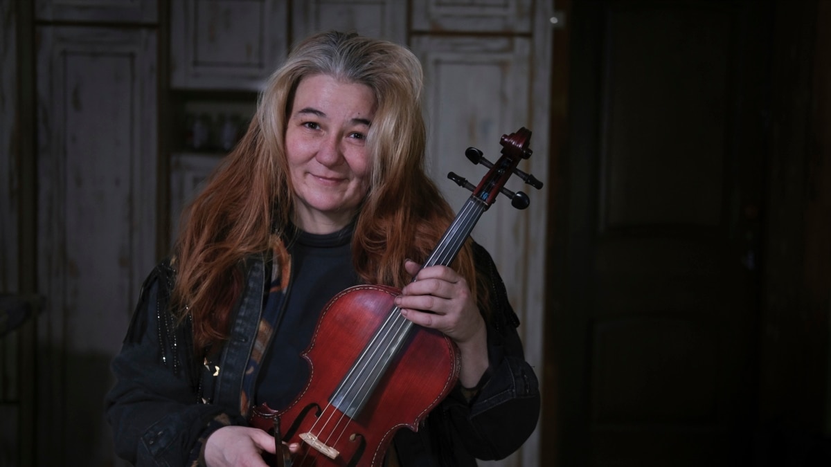 Violinist on Russian Trains Soothes Weary Commuters