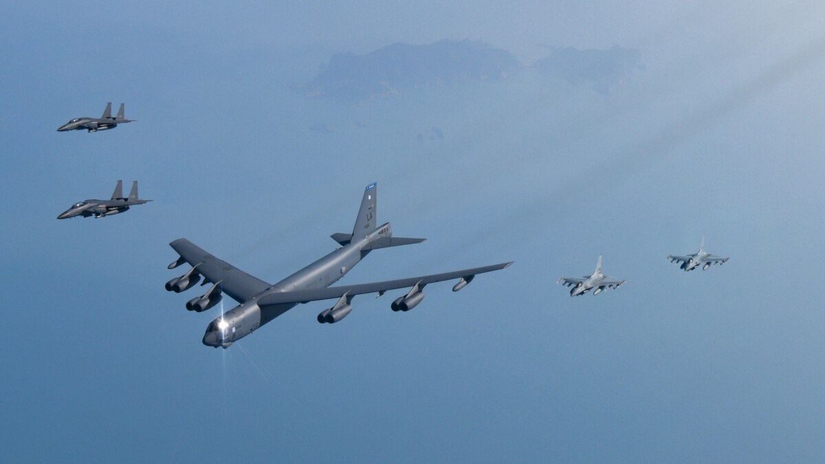 미 B-52H 전략폭격기 2대 한반도 인근 전개