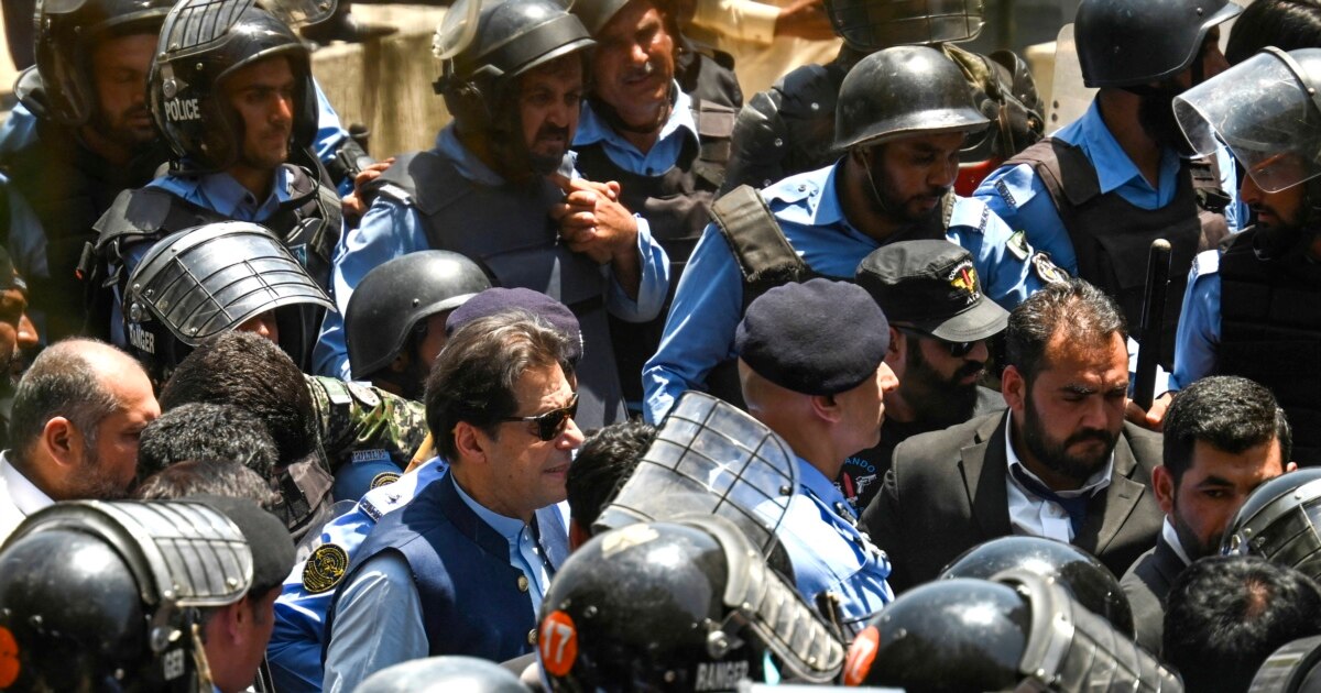 Pakistan'da eski Başbakan Han hakim karşısında