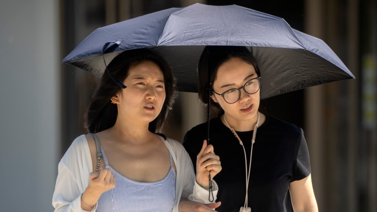 Beijing Sweats in Extreme 40C-plus Heat for Record Third Day