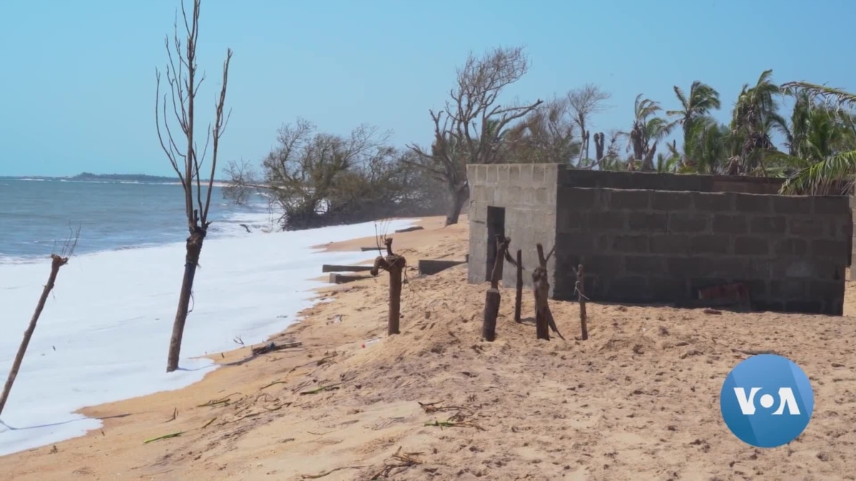 Ghanaian Photographer Campaigns Against Sand Mining, Coastal Erosion