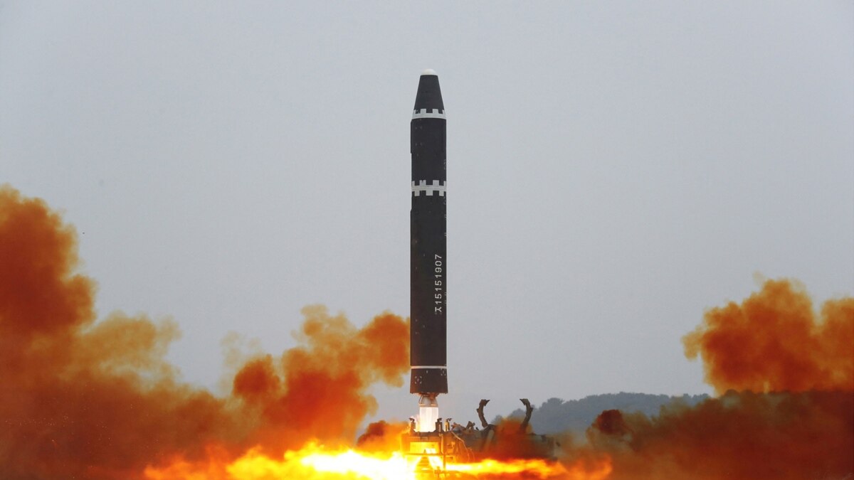 북한, ICBM 발사...1,000km 비행