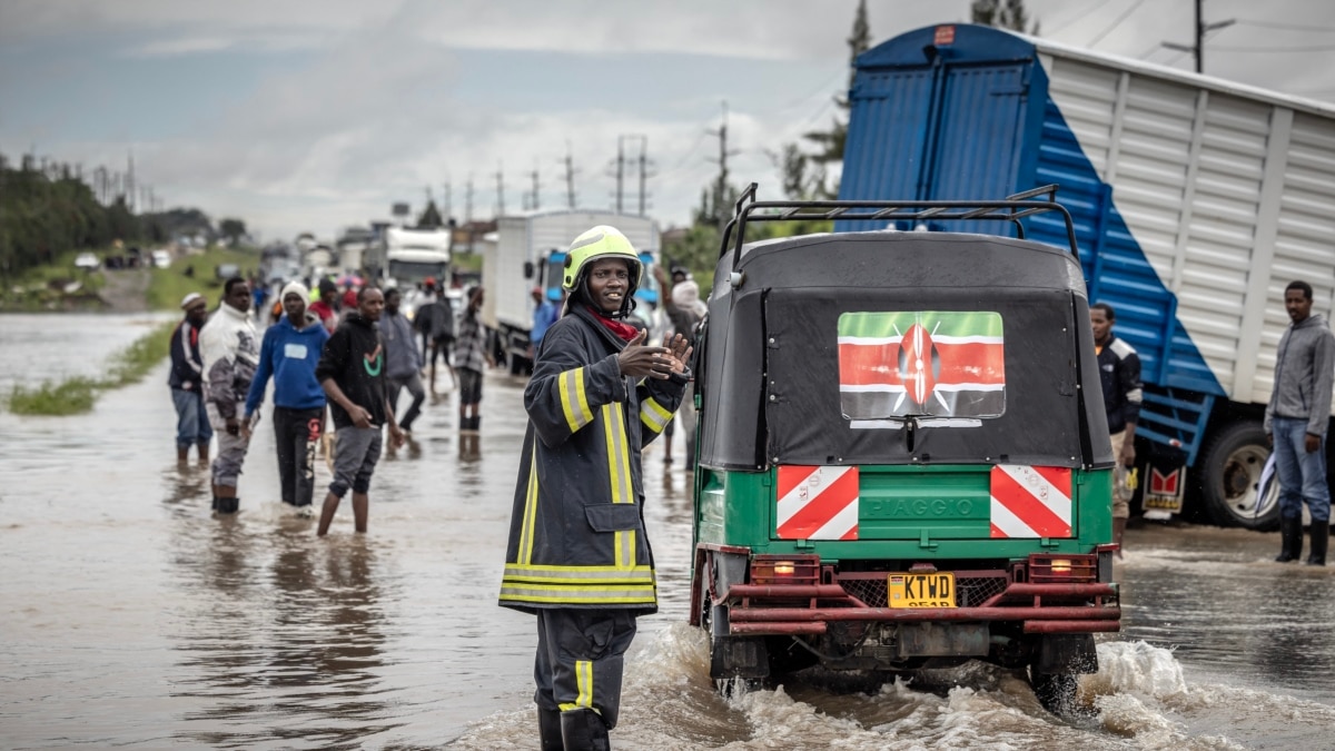 Kenya floods death toll tops 200 as cyclone approaches