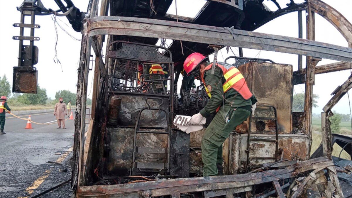 18 Dead, 13 Hurt in Pakistan Bus Crash 18 Dead, 13 Hurt in Pakistan Bus Crash