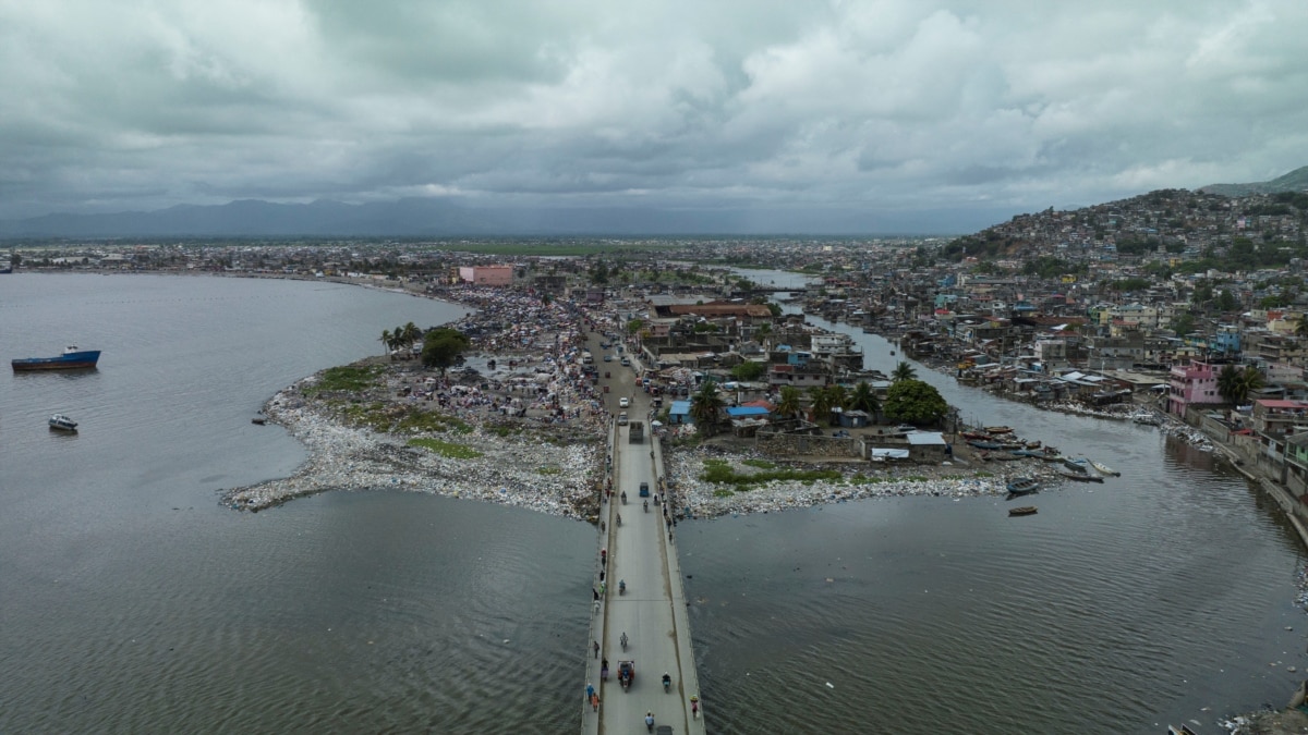 13 Moun Mouri nan Eboulman Gwo Lapli Koze