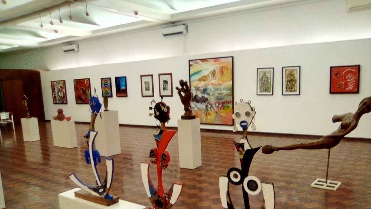 Trinta anos de arte angolana em exposição em Luanda