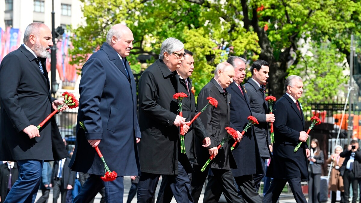 Єдиний танк на параді в Москві символ втрат РФ на війні проти України