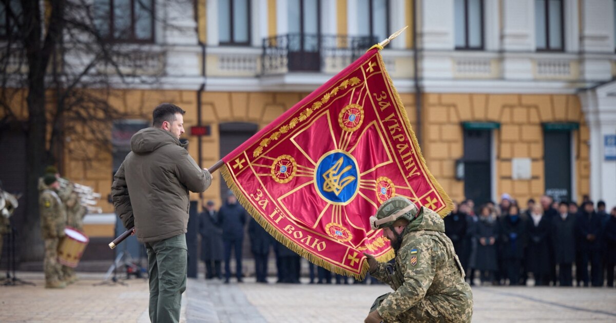 Në njëvjetorin e luftës, Ukraina nderon të rënët dhe premton qëndresë ...