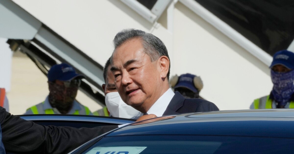 រដ្ឋមន្រ្តី ការបរទេស ចិន លោក Wang Yi អញ្ជើញ មក ដល់ កម្ពុជា ដើម្បី ជួប នាយករដ្ឋមន្ត្រី ថ្មី