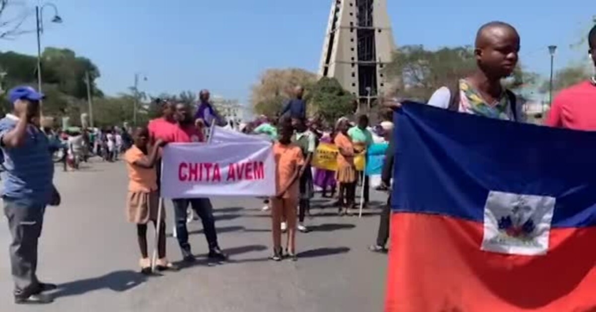 Etidyan Ayisyen Bay Opinyon yo sou Plan Leta Genyen pou Fèt Drapo