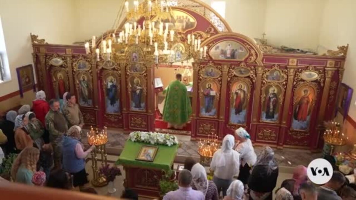Ukrainian priests serve church, support state