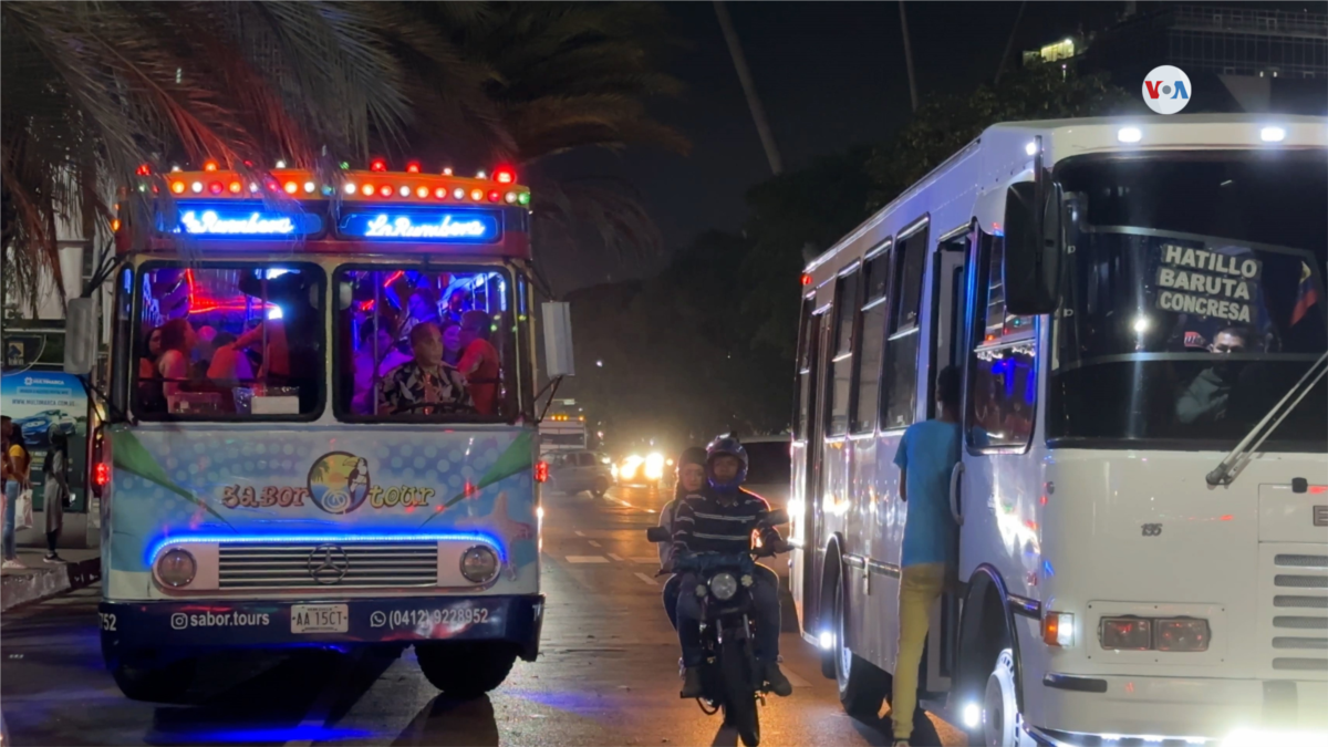 La “chiva rumbera”: fiesta en Caracas a bordo de un bus