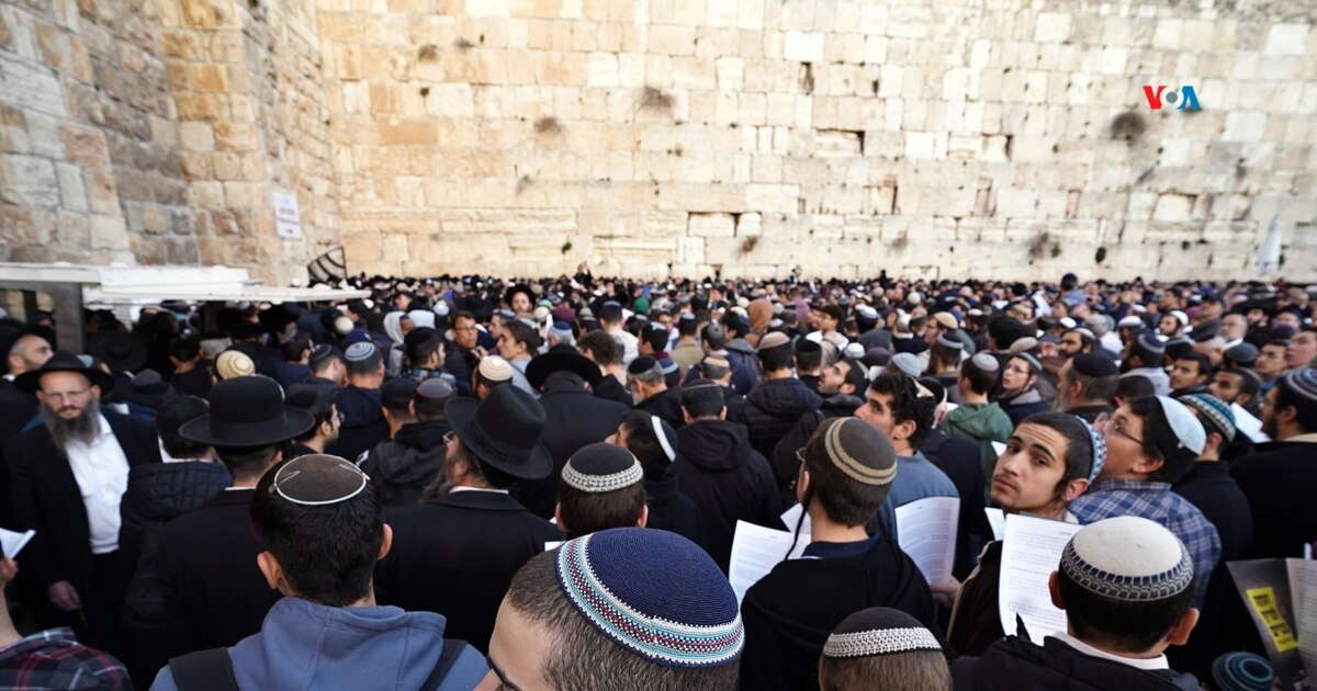 Miles de judíos oran en el Muro de las Lamentaciones de Jerusalén por ...
