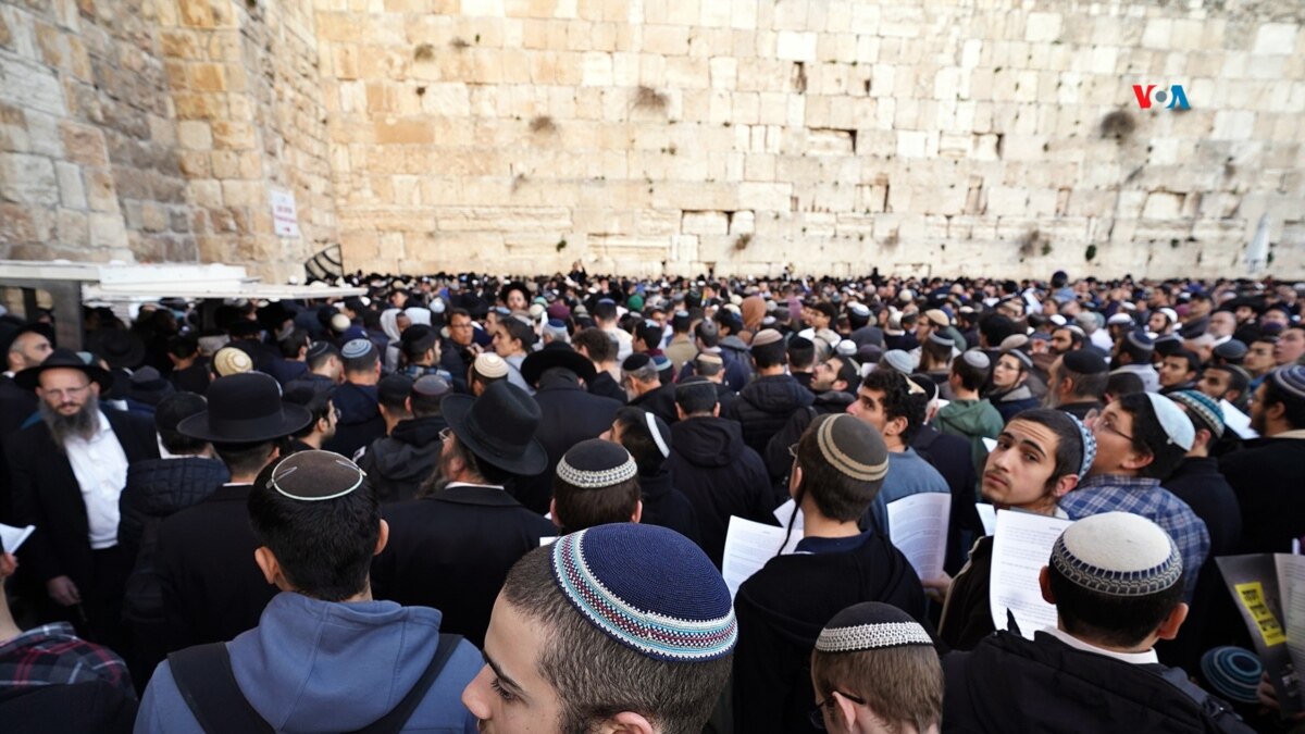 Miles de judíos oran en el Muro de las Lamentaciones de Jerusalén por ...