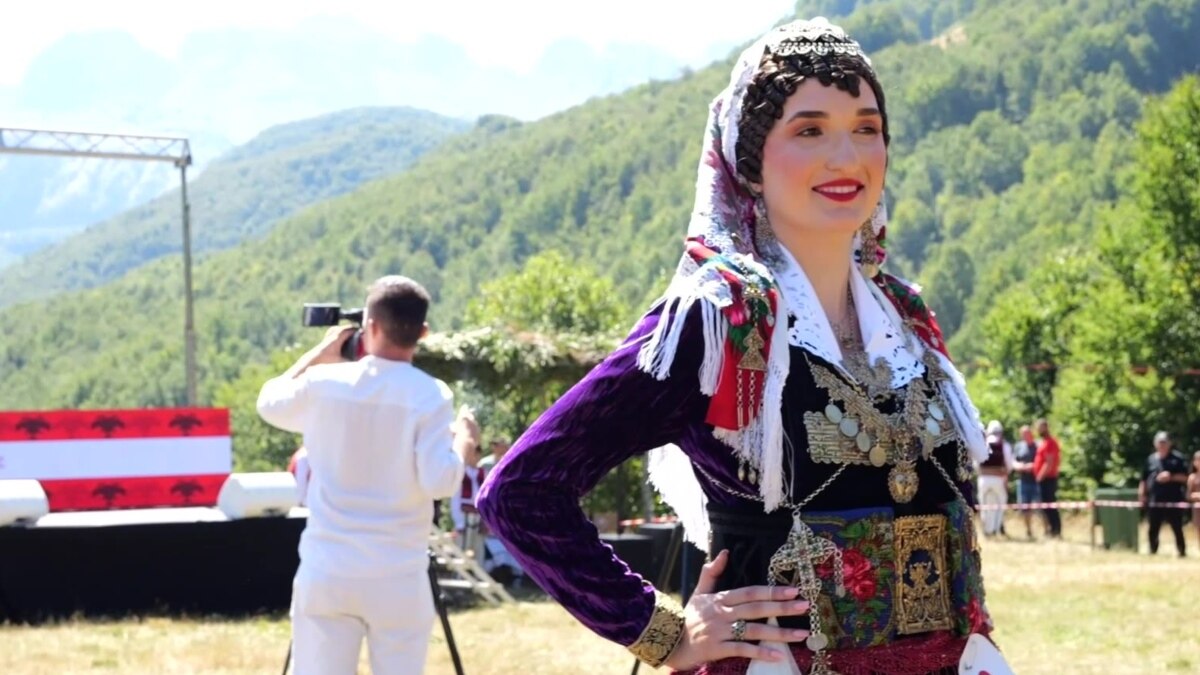 Mary Camaj promovon identitetin e saj kombëtar përmes xhubletës