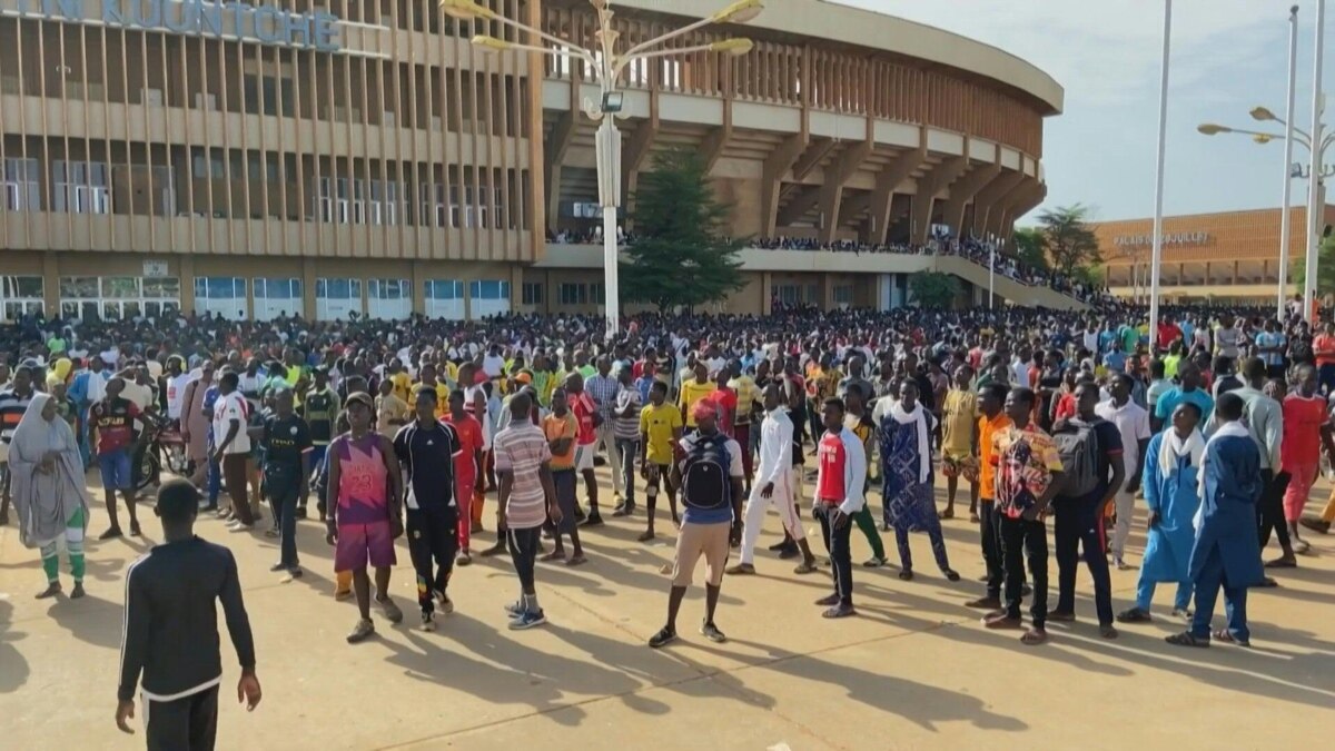 Nijè: Plizyè Milye Sivil Rasanble nan Niamey Pou Anregistre Kòm Ofisye ...