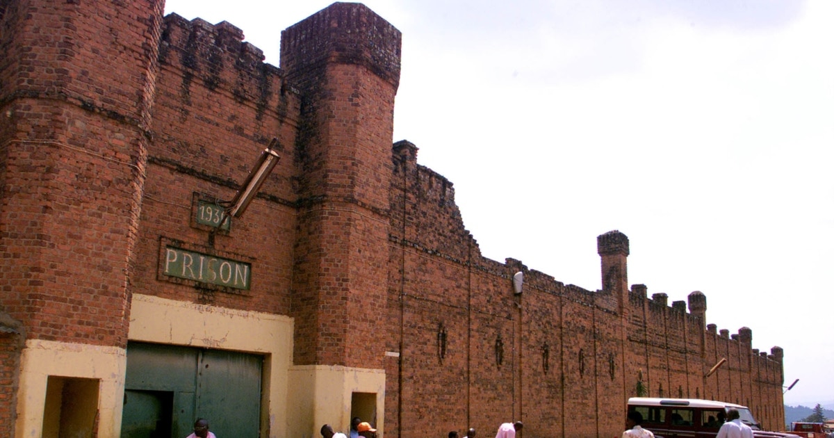 Accusé de viol, le professeur et opposant rwandais Christopher Kayumba ...