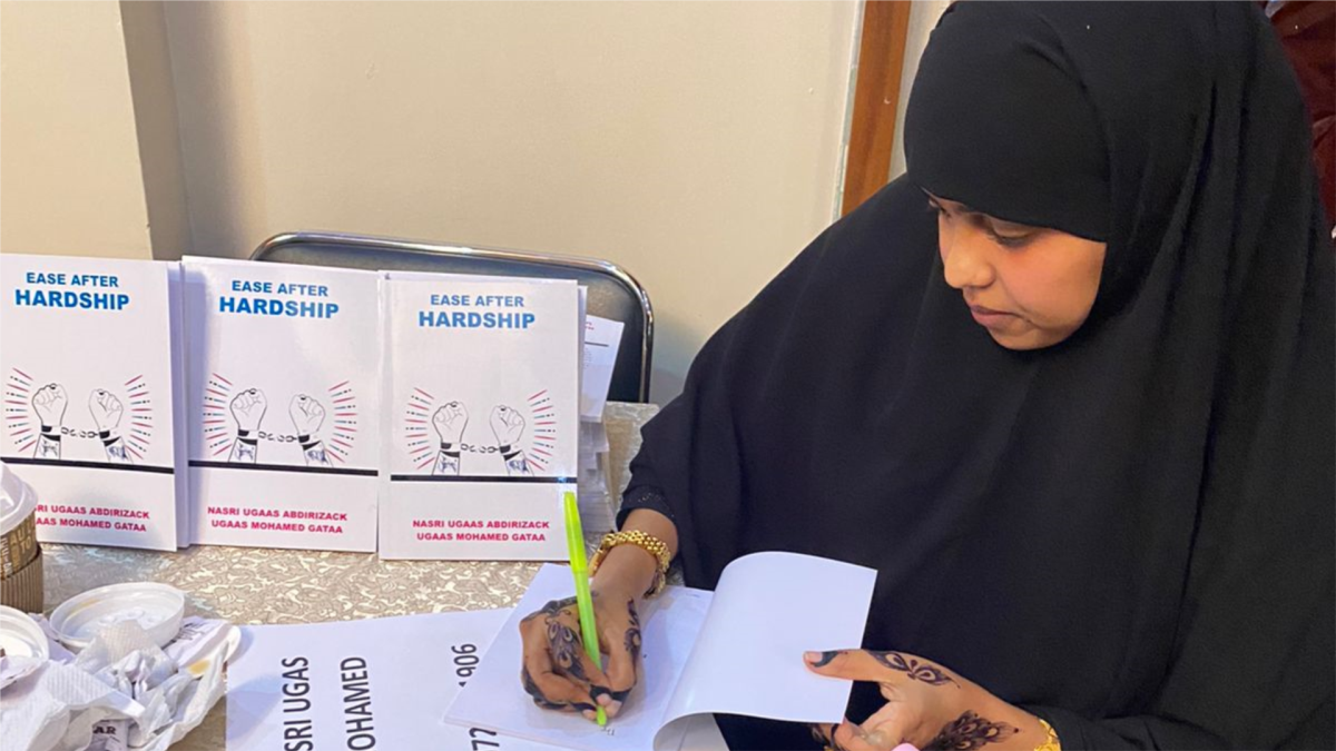 Gabar Nairobi kusoo bandhigtay buug ay ku ururisay gabayo Af-Ingiriis ah