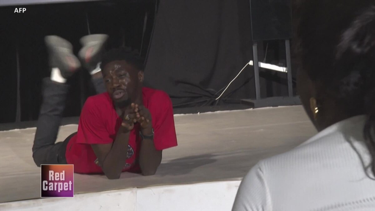 Young Senegalese Stand-Up Comedians Seek Wider Appeal Young Senegalese Stand-Up Comedians Seek Wider Appeal