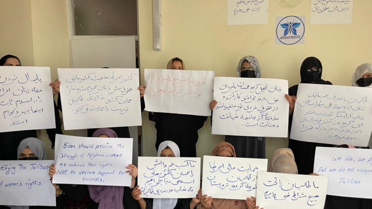 زنان معترض در کابل طالبان با حذف زنان جامعۀ ما را به قهقرا میبرند