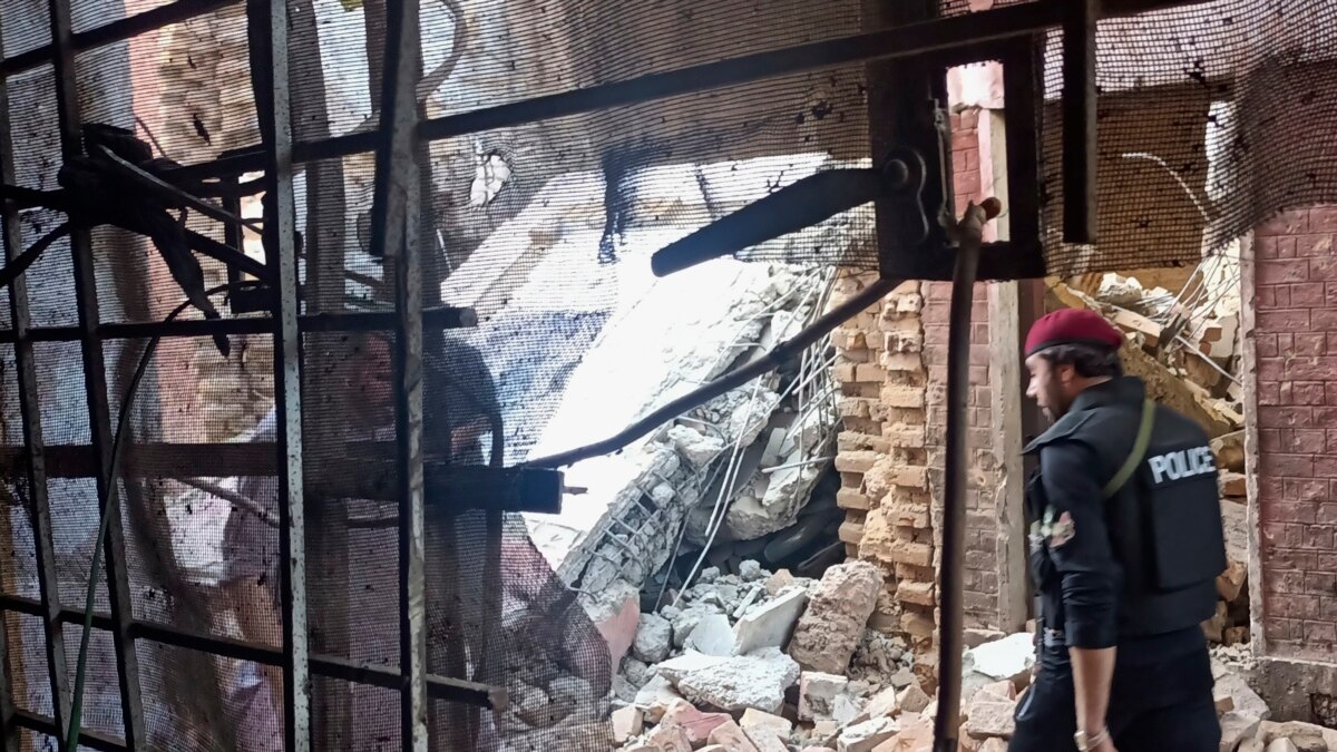 Twin Suicide Bombings Kill 3 Pakistan Police Officers Twin Suicide Bombings Kill 3 Pakistan Police Officers