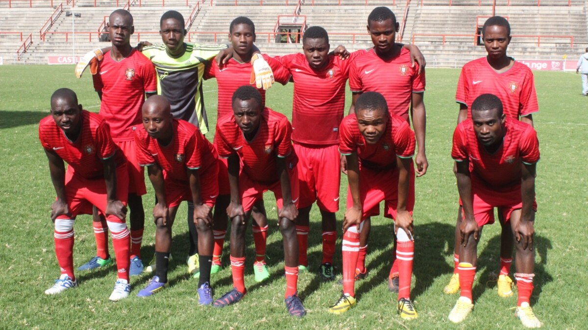 Ukhala Ngokusebenzela Ize Umqeqetshi uNkala