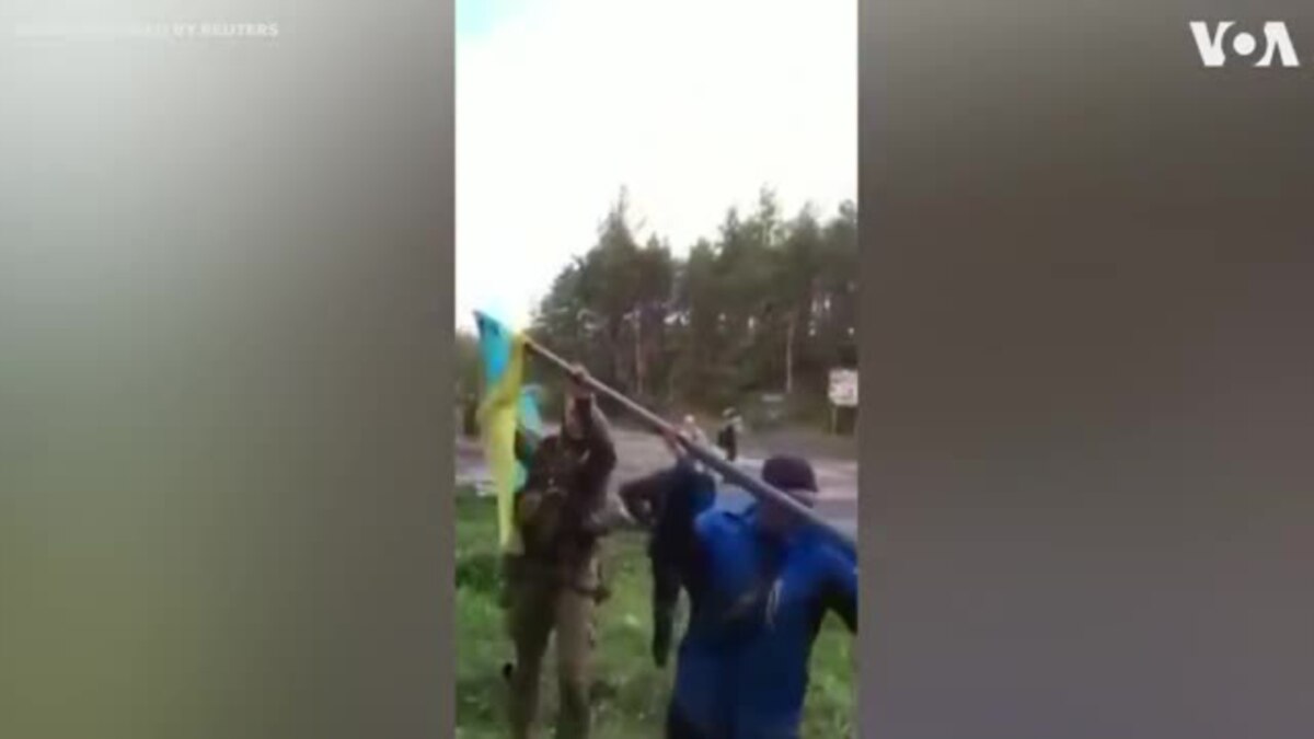 Ukrainian Troops Raise Flag in Recaptured Village