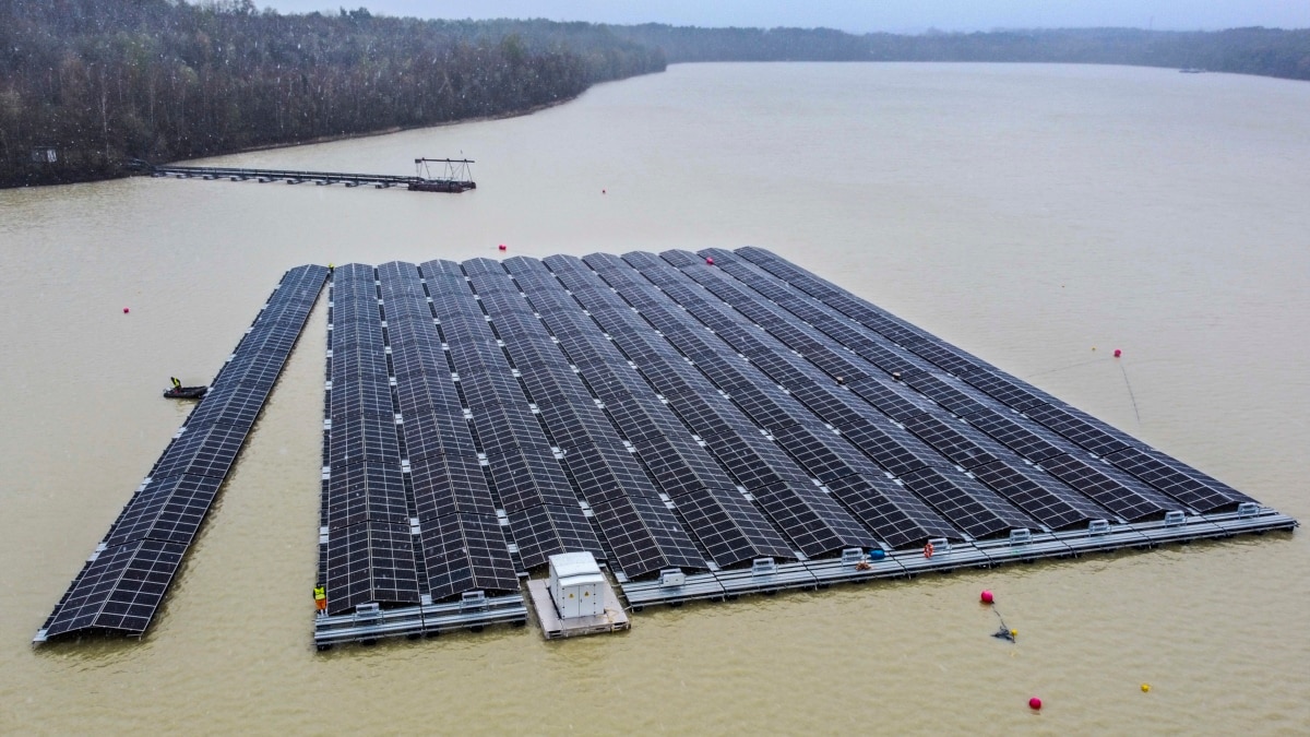 'แผงโซลาร์ลอยน้ำ' นวัตกรรมใหม่เพื่อพลังงานสะอาด