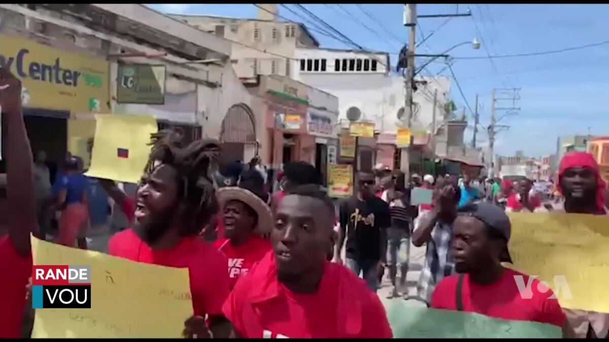 Pòtoprens: Yon Foul Moun Manifeste Kont Pouvwa Anplas la Pòtoprens: Yon Foul Moun Manifeste Kont Pouvwa Anplas la