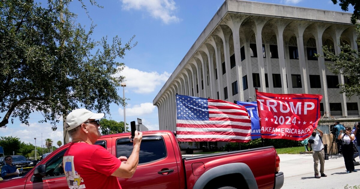 Yon Jij Sanble Dakò pou Devwale Yon Pati nan Affidavit Mar-a-Lago a