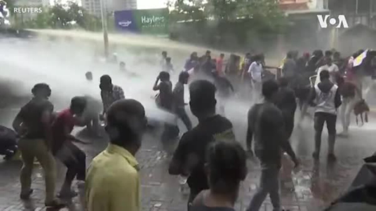 Sri Lanka Police Fire Tear Gas, Water Cannons to Disperse Protesters