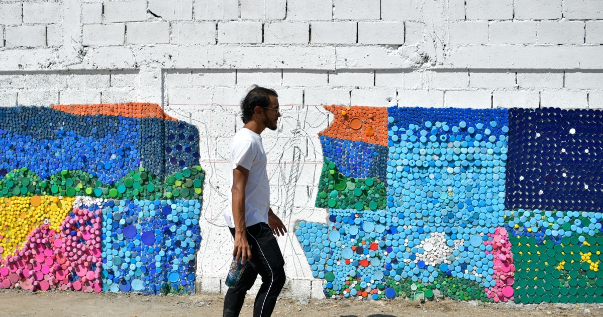 Con miles de tapas plásticas, artista venezolano realiza mural para ...