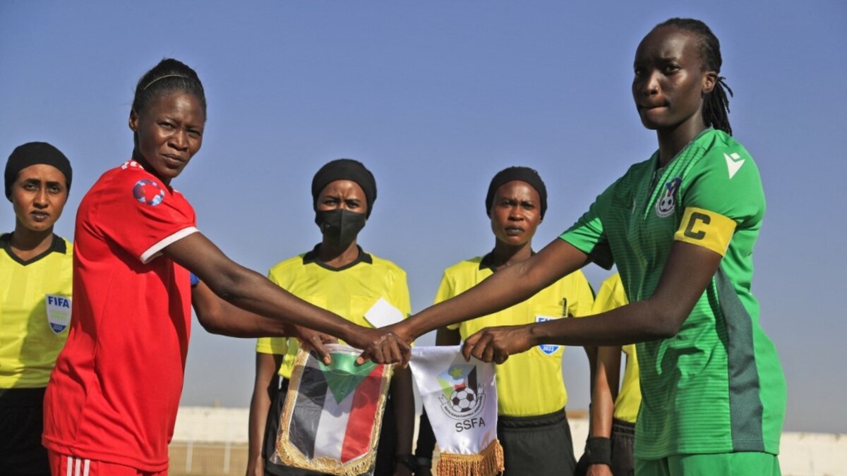 Women Footballers Balance Game, Life