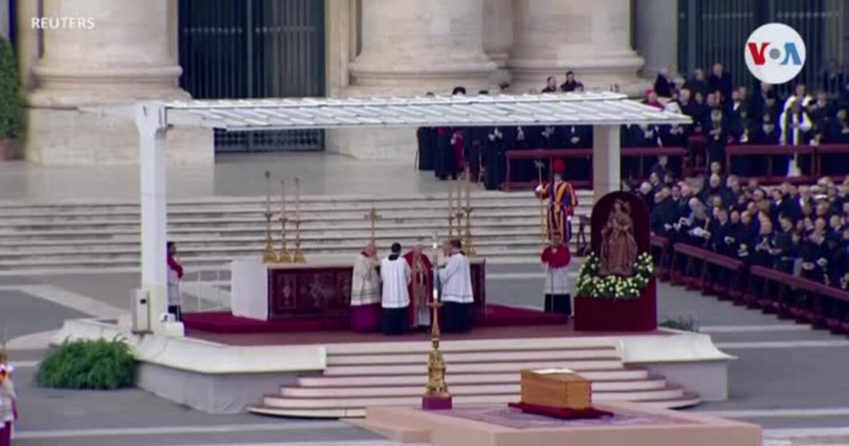 Papa Francisco da último adiós a su predecesor