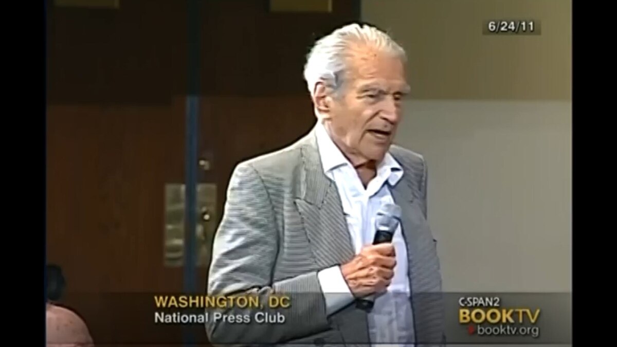 Bernard Kalb, Longtime Foreign Affairs Newsman, Dies at 100