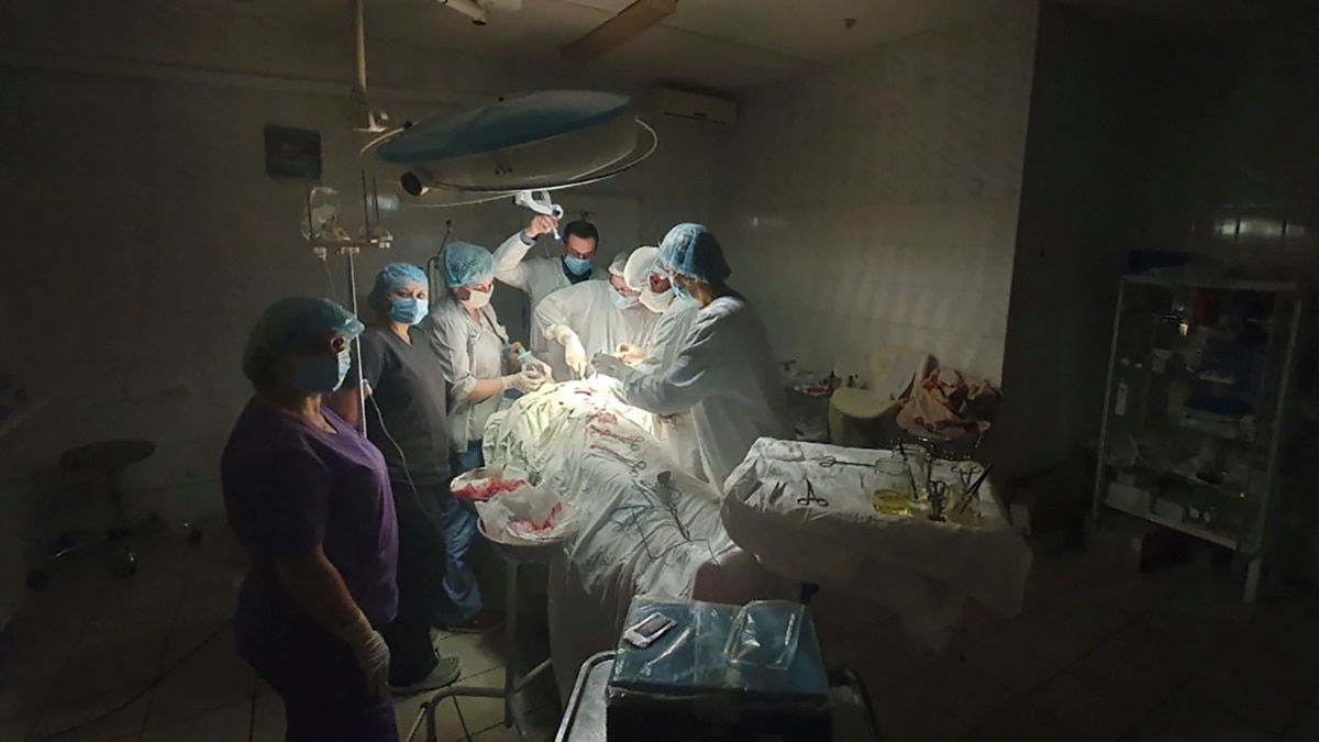Without Power, Surgeons Work by Flashlight in Ukraine