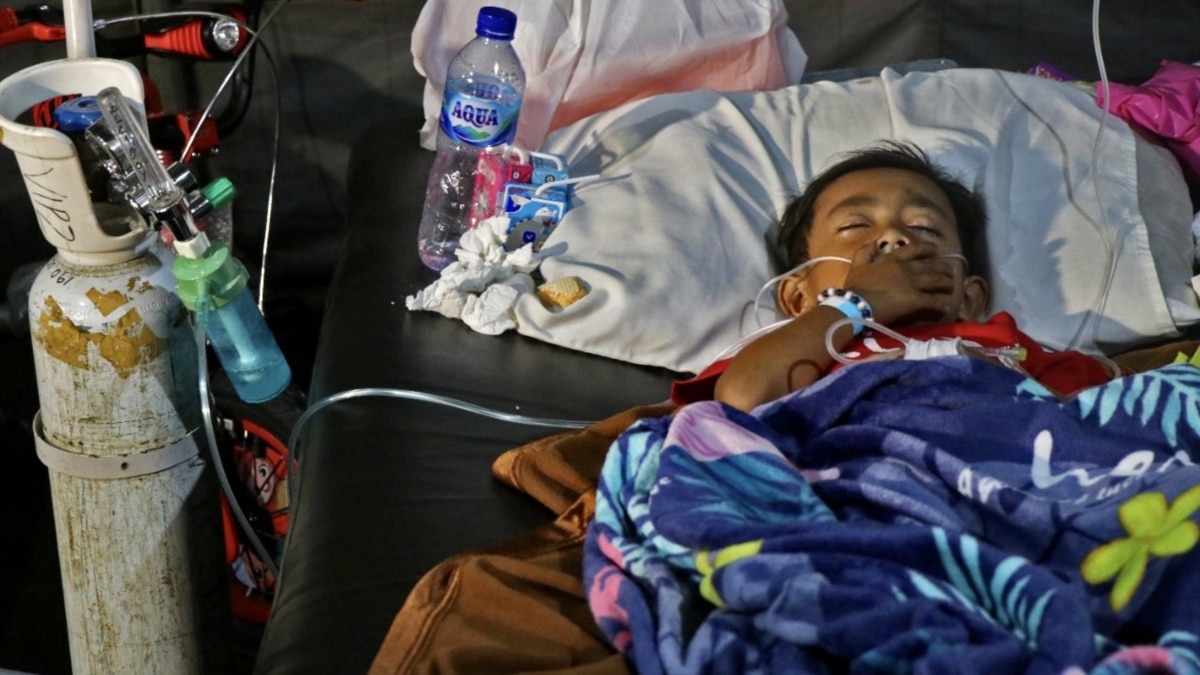 Indonesia Earthquake Survivor, 5, Is Inconsolable: ‘I Want My Mommy’