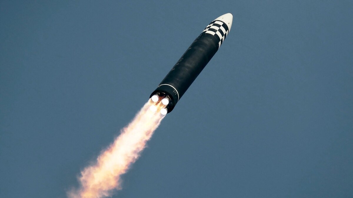 북한, ICBM 발사...일본 EEZ 낙하