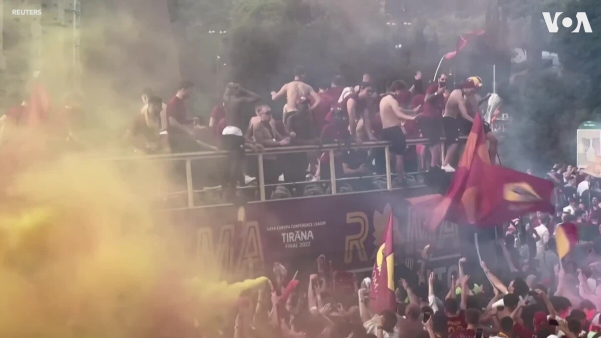 AS Roma Parade First European Trophy in 61 Years